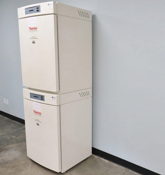 Thermo 3120 CO2 Water Jacketed Incubator - Dual Stack